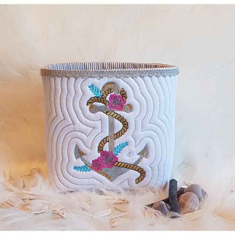 Anker Stickdatei – Maritimes Motiv mit Blumen und Seil